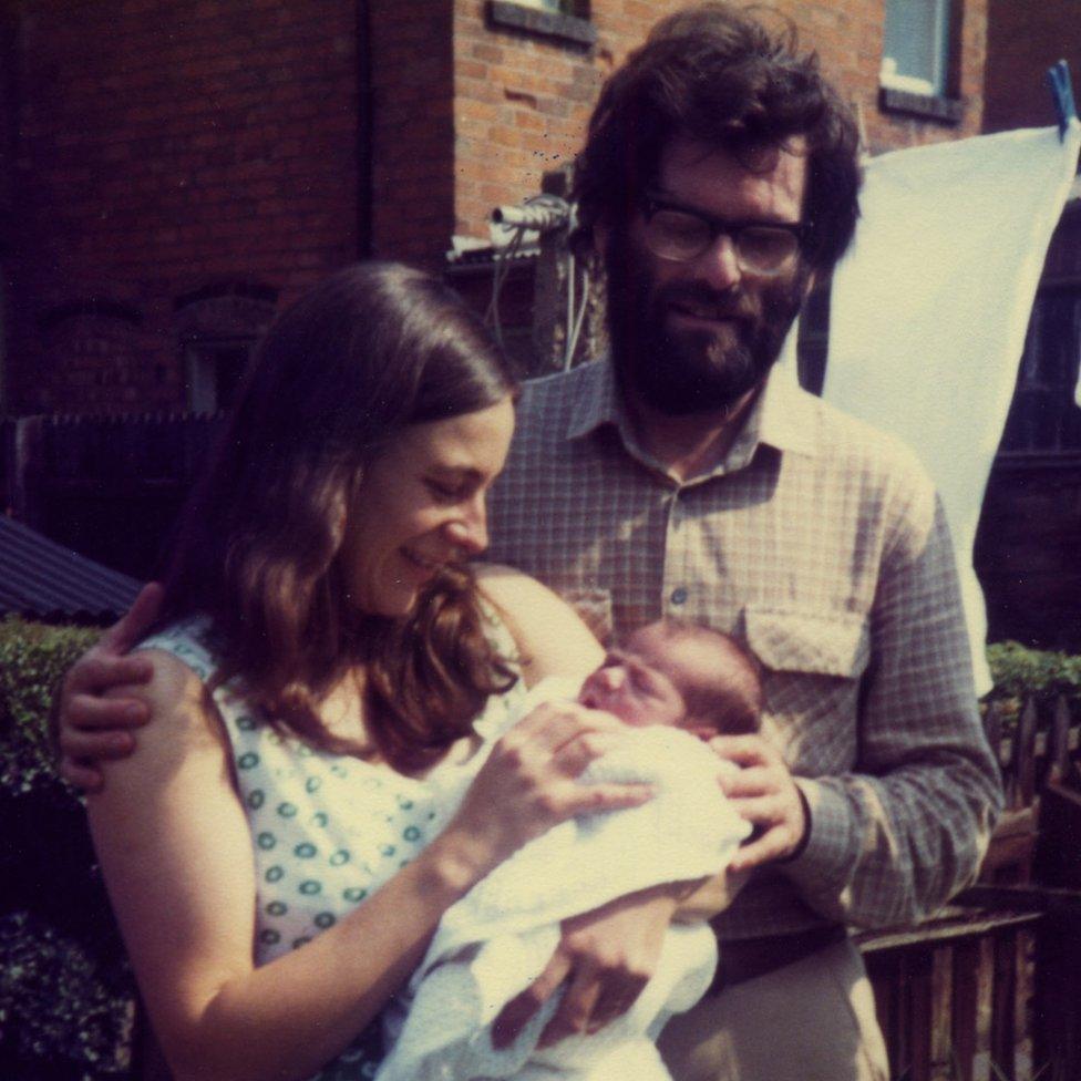 Why a blind professor decided to forget his wife's face - BBC News