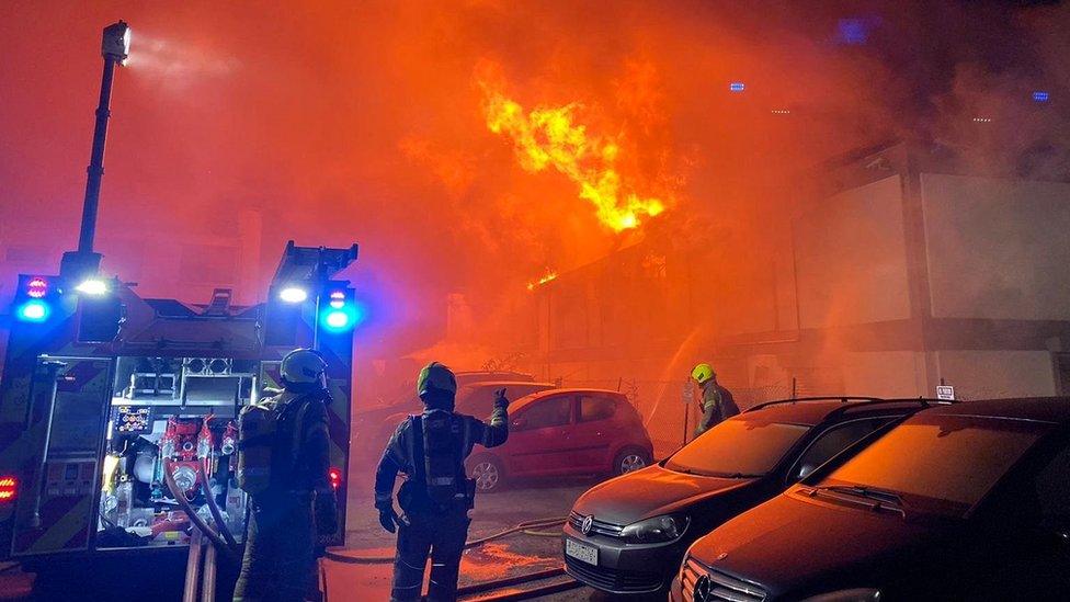 Perivale fire: Firefighters battle large warehouse blaze - BBC News
