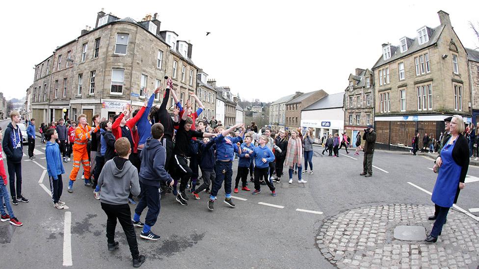 In pictures: Uppies battle the Doonies in Jedburgh's ba' game - BBC News
