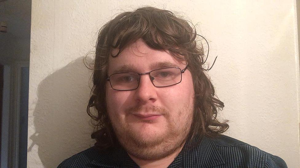 Covid deaths: If the news leaves you numb, you're not alone - BBC News