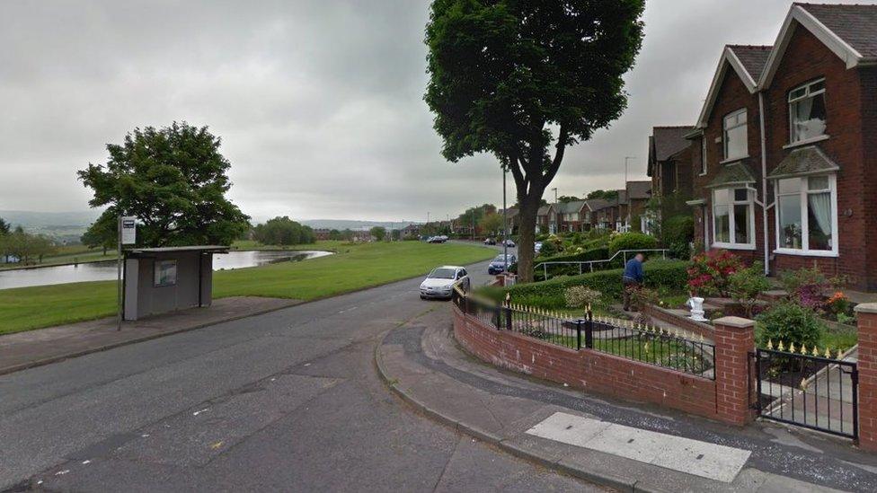 Rochdale crash: Woman, 18, dies after car hits wall - BBC News