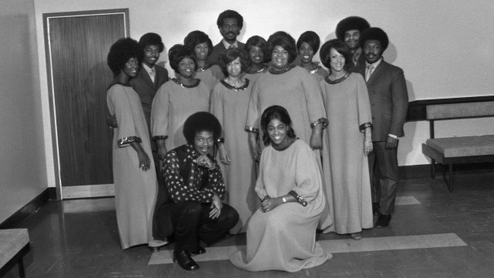 Gospel star Edwin Hawkins dies, aged 74 - BBC News