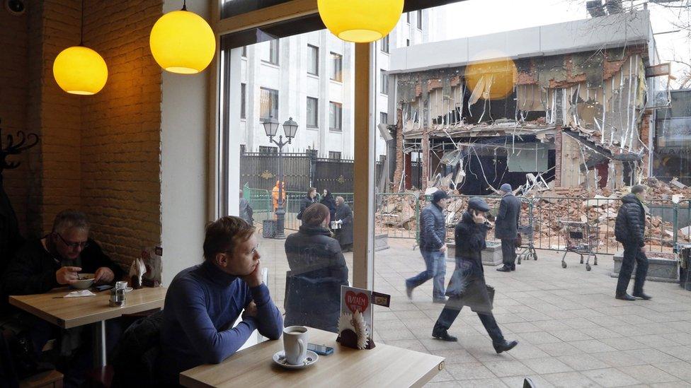 Moscow outcry as convenience stores demolished - BBC News
