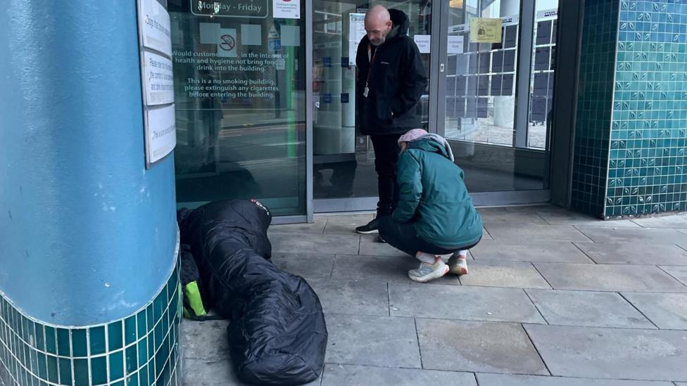 'Sheffield's homeless feel even more forgotten over Christmas' - BBC News