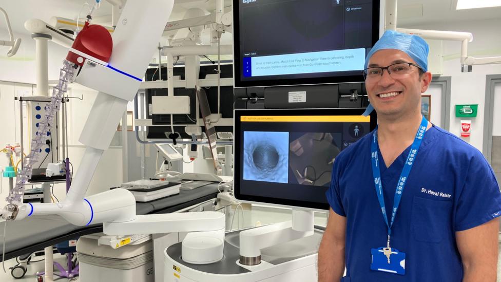 Lung cancer: Robotic probe helps doctors make earlier diagnoses - BBC News