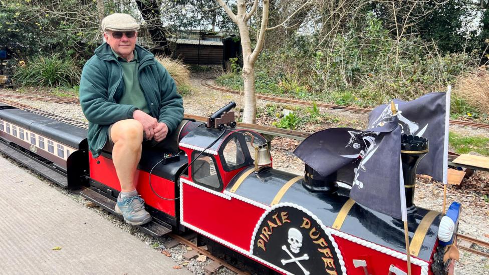 Cornwall model railway enthusiasts keeping hobby alive - BBC News