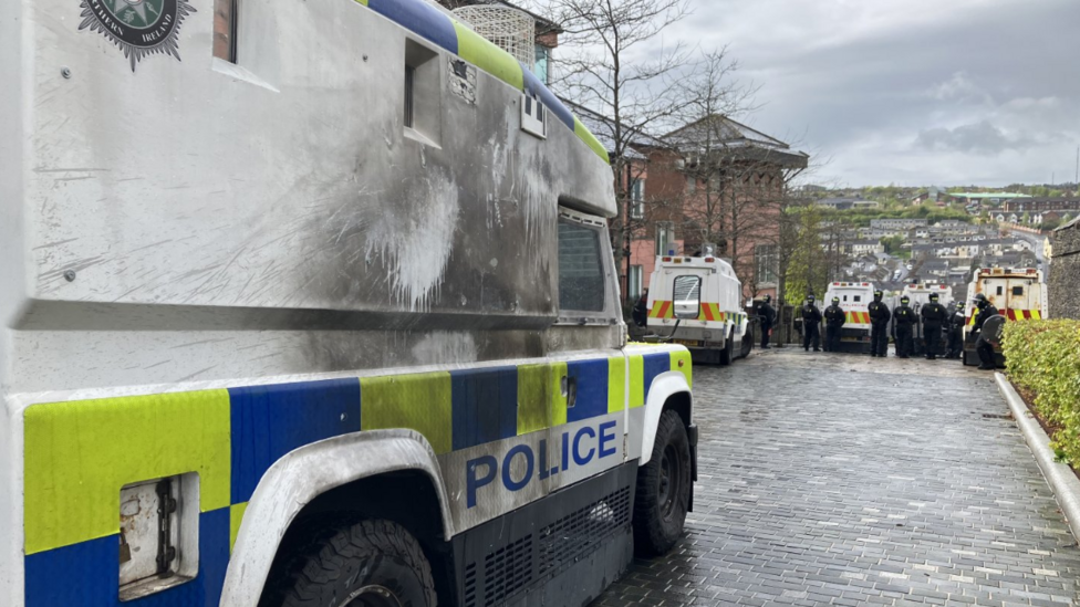 Londonderry: Petrol bombers attack police monitoring parade - BBC News