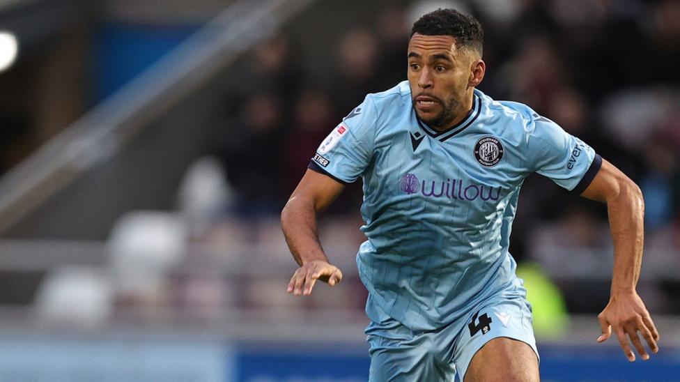 Nathan Thompson: MK Dons sign Stevenage defender - BBC Sport