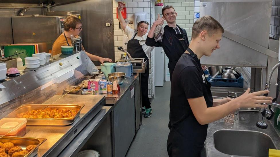 Windsor pub gets students to run bar to help keep it open - BBC News