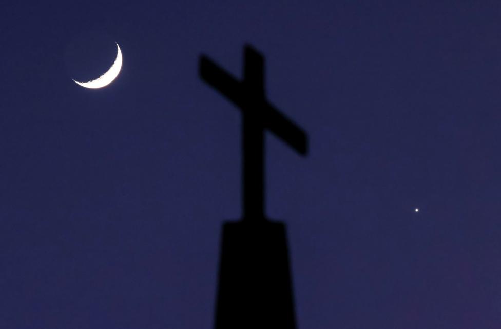 Venus Moon duo and Quadrantids meteors stun stargazers - BBC News