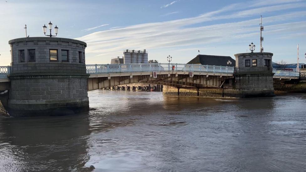 Haven Bridge reopens ending three-month boat blockade - BBC News