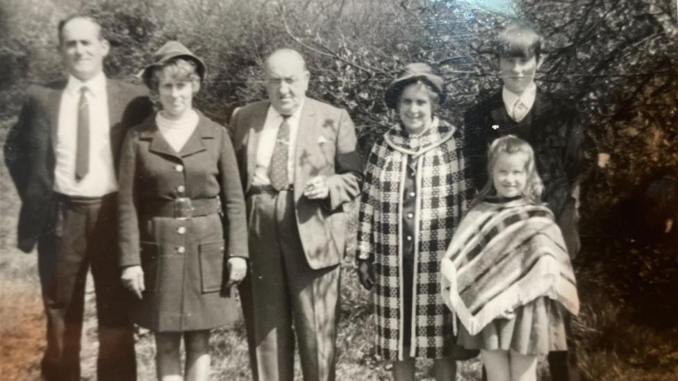 3 Llun: Lluniau pwysicaf Dilwyn Morgan - BBC Cymru Fyw