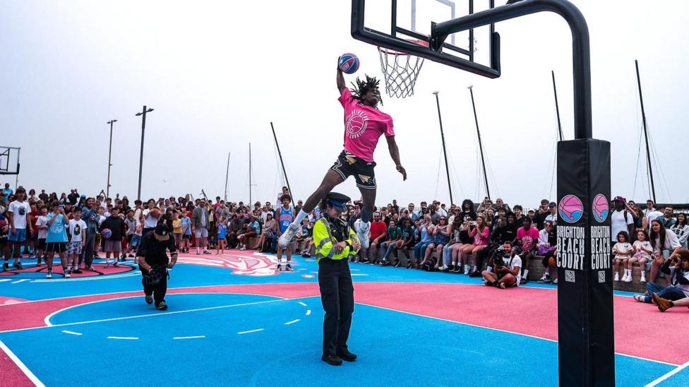 'Iconic' Brighton seafront basketball court reopens - BBC News