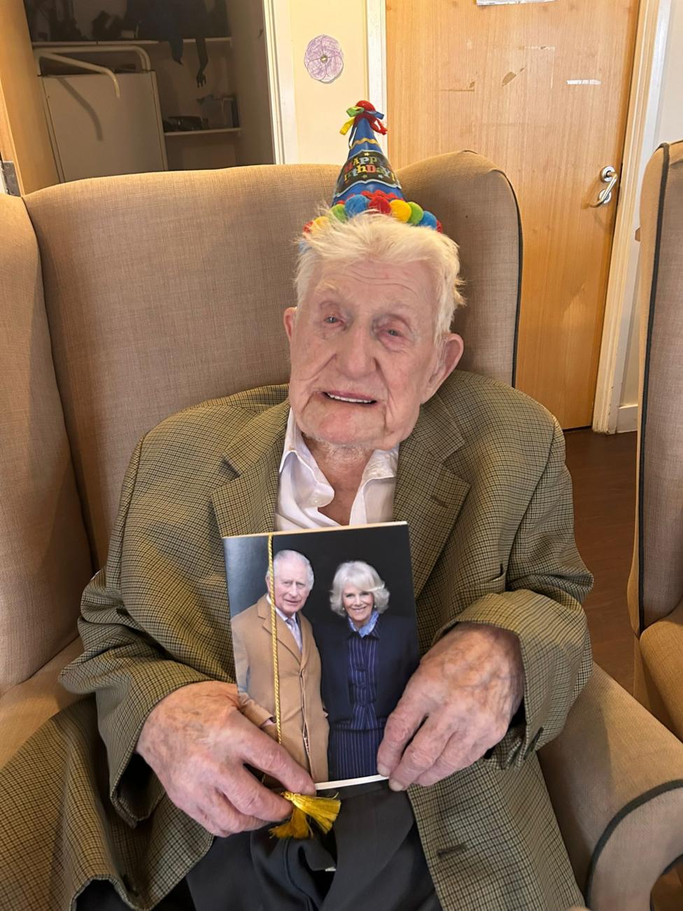 Opera star Alfie Boe sings Happy Birthday to UK's oldest man - BBC News