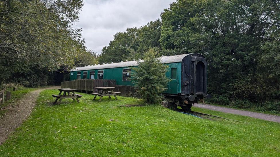 Horsham: Calls to redevelop historic railway carriage - BBC News