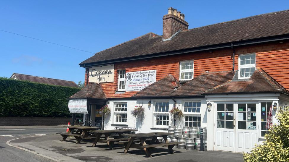 Surrey: Pub of the year celebrates hat-trick of awards - BBC News