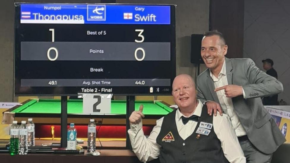 Sheffield disability snooker champion brings back gold - BBC News