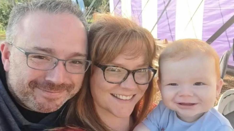 Wigston: Boy, 2, with rare eye cancer hailed a 'hero' - BBC News