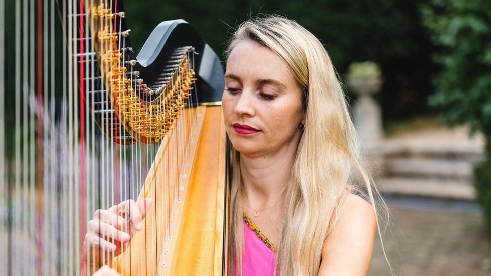 Leeds Song: Classical music festival hosts night in a brewery - BBC News