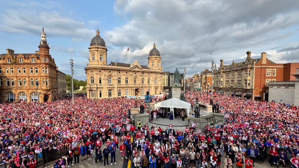 In pictures: Fans celebrate Hull KR Challenge Cup victory parade - BBC News
