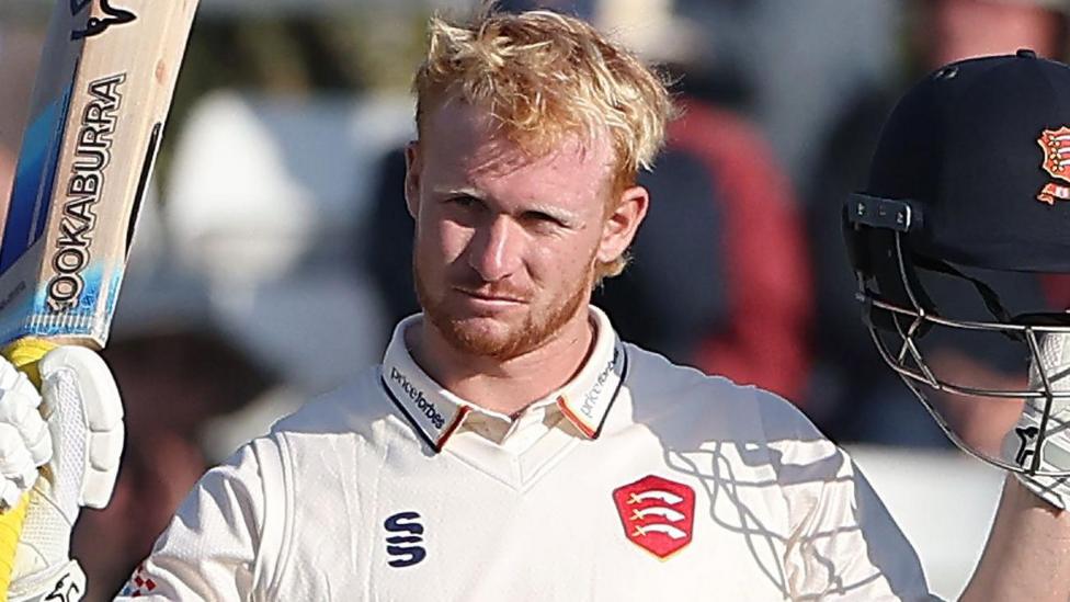 County Championship: Jordan Cox helps Essex dominate Surrey - BBC Sport