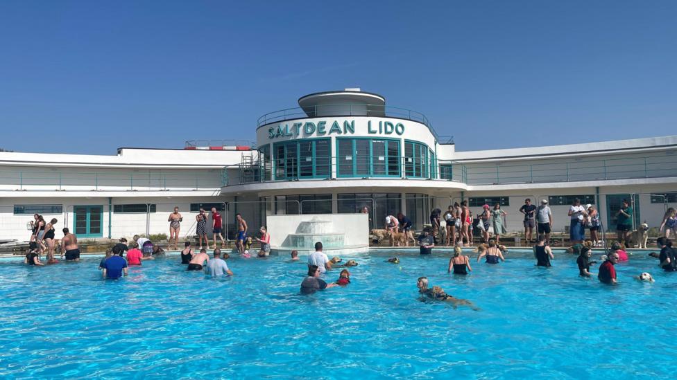 Saltdean Lido plans to reopen for Christmas Day swim - BBC News