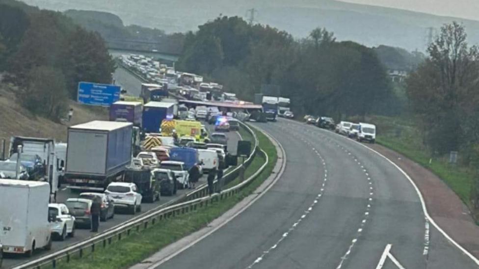 M6 crash: One killed as lorry overturns in motorway crash - BBC News