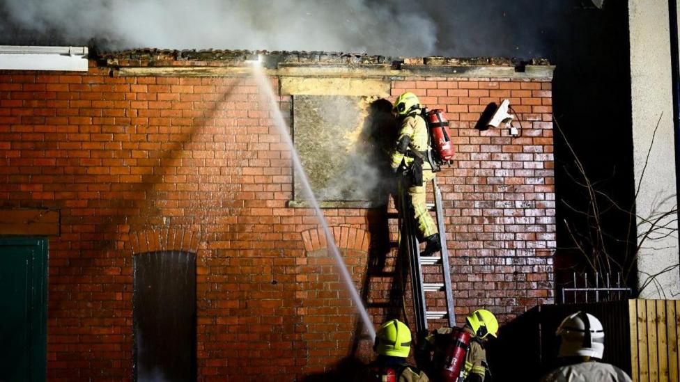 Grimsby fire leaves hundreds of homes without power - BBC News