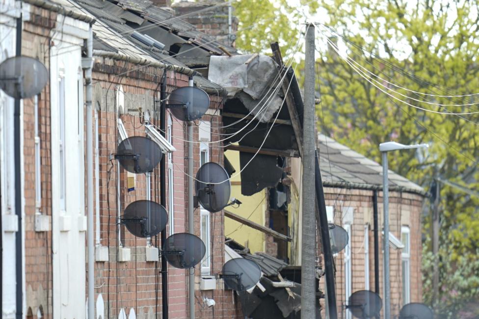 Worksop explosion: Probe continues after man dies in blast - BBC News