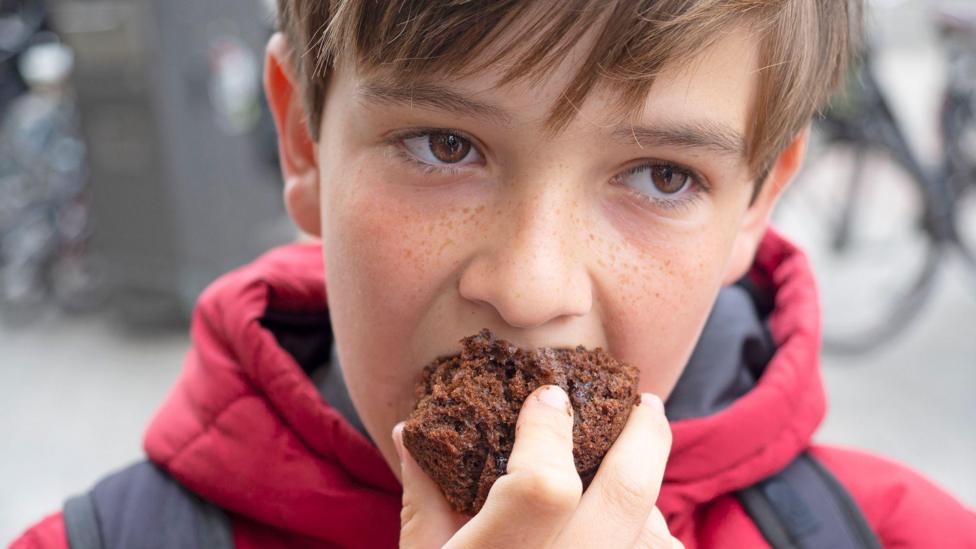 Should cakes, biscuits and chocolate be banned from school lunches ...