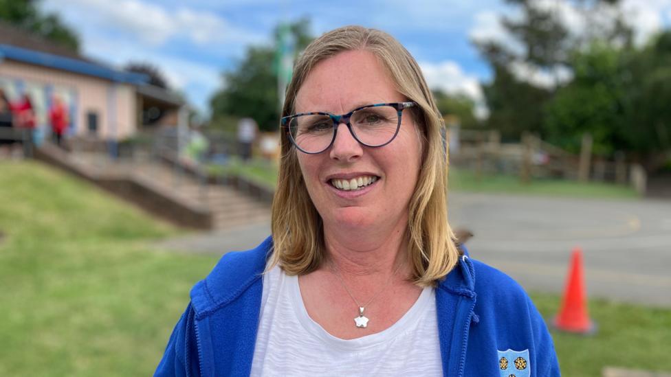 Wolverhampton teacher 'honoured' to receive national award - BBC News