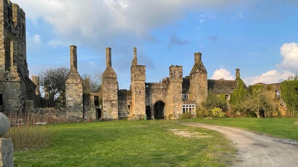 Wingfield Manor in Derbyshire 'helped shape modern England' - BBC News
