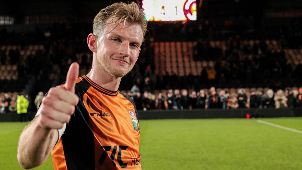 Danny Collinge: Barnet defender signs new contract - BBC Sport