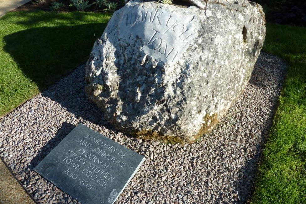 Kirkby Stephen garden opened in memory of councillor - BBC News