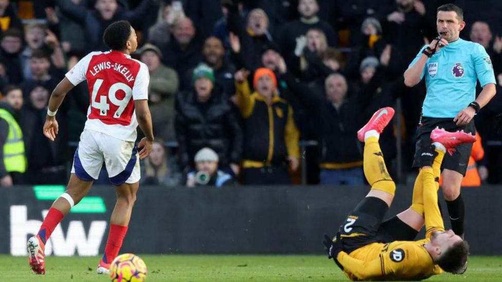 Arsenal: Pat Nevin on Lewis-Skelly's red card at Wolves - BBC Sport