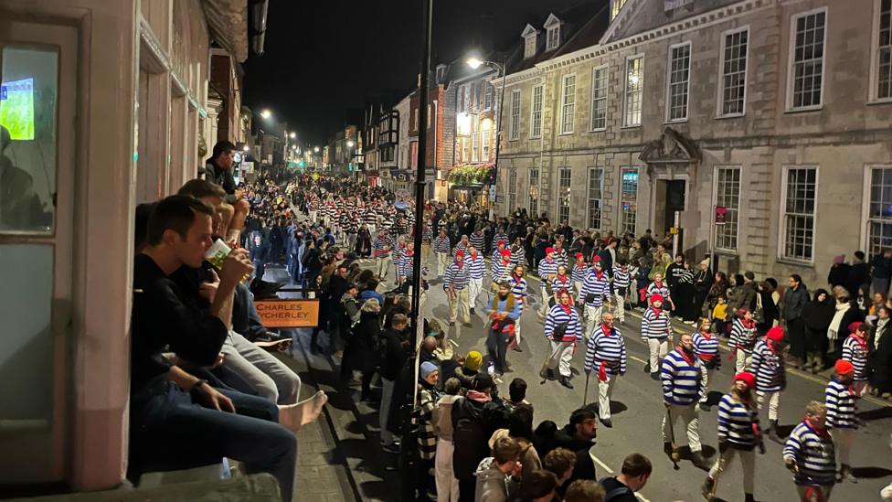Lewes Bonfire: Crowds line streets as processions begin - BBC News