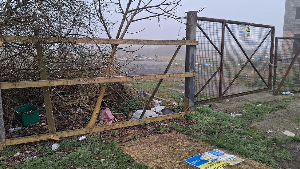 Unfinished Lincolnshire housing estate an 'absolute eyesore' - BBC News