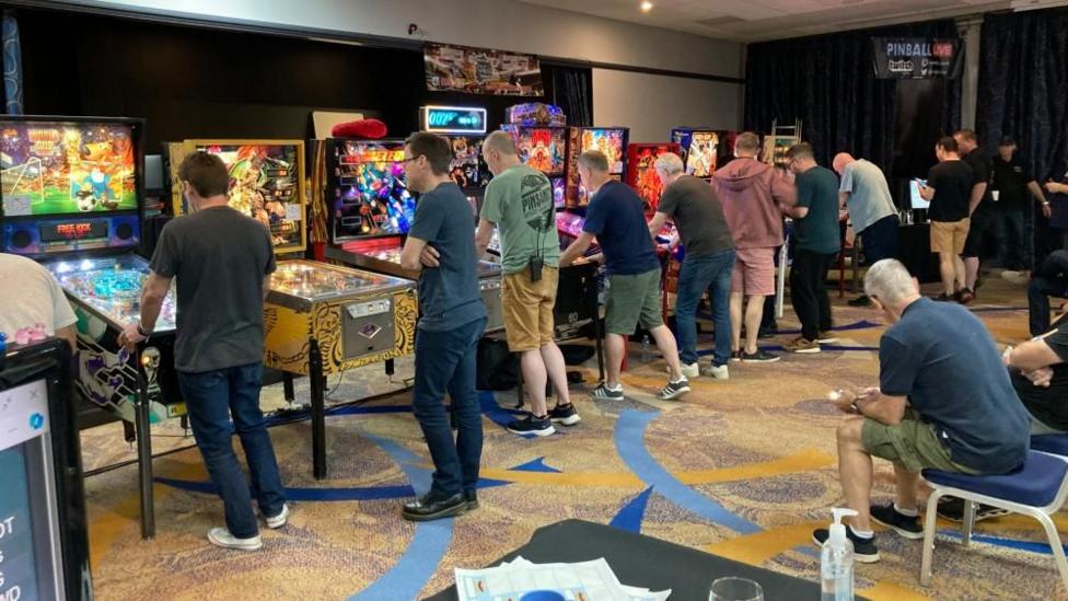 Hundreds take part in Pinfest event in Daventry - BBC News