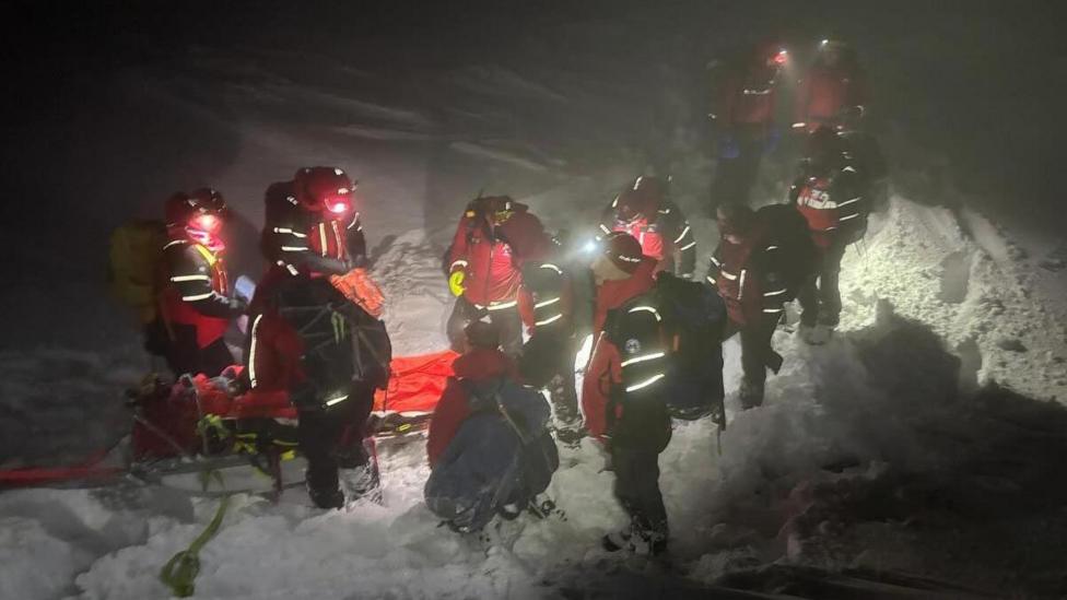 Peak District: Mountain rescue volunteers save walker from snow - BBC News