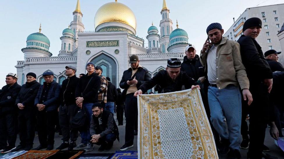 In pictures: Eid celebrations around the world - BBC News