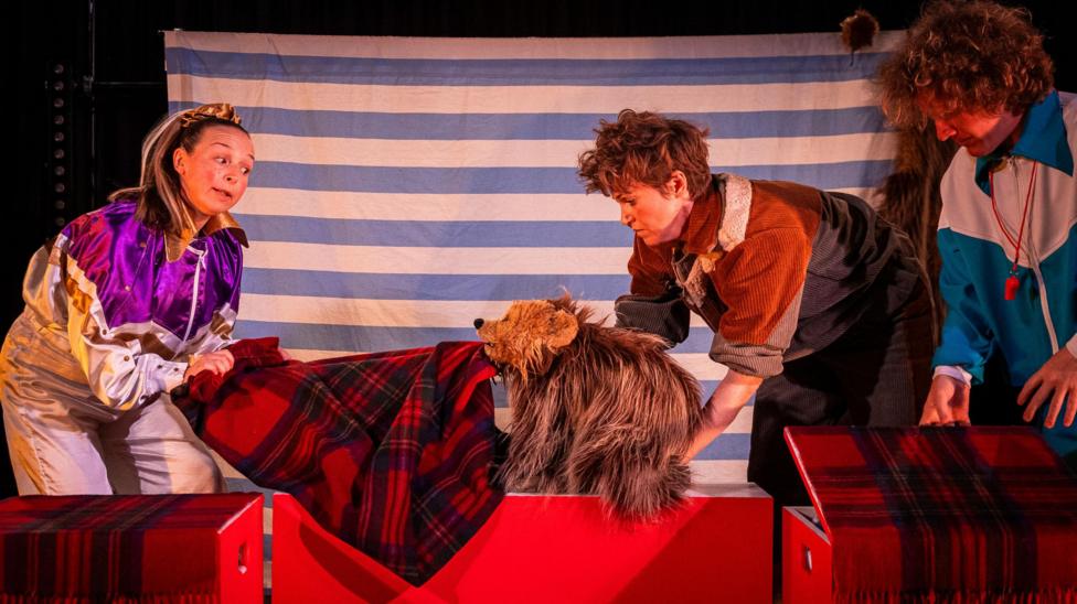 Hercules the bear brought back to life on the stage - BBC News
