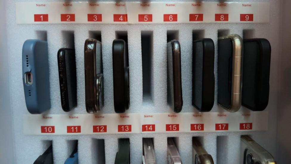 Unplug: The Hampshire club where smartphones aren't allowed - BBC
