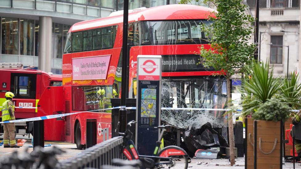London bus driver and several people injured in Victoria Street - BBC News