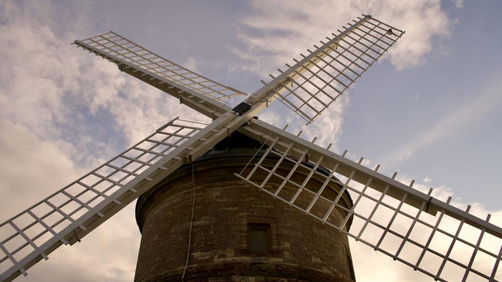 New sails installed on much-loved Warwickshire windmill - BBC News