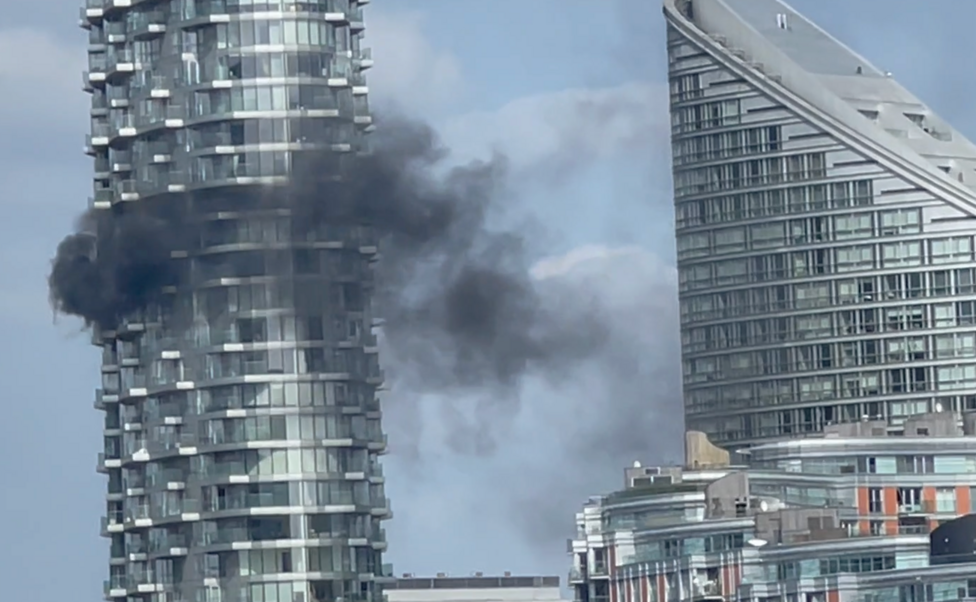 Blackwall: Seventy firefighters tackle tower block blaze - BBC News