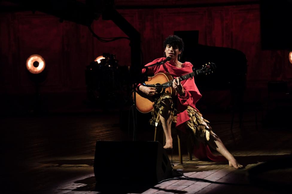 Jacob Alon: Free-spirited folk singer is one to watch - BBC News