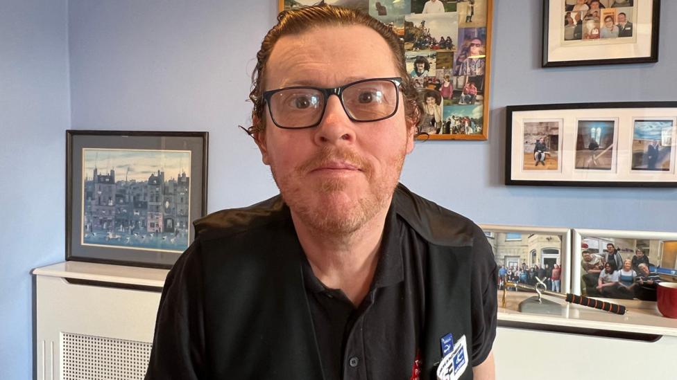 Steve Davis: Snooker legend surprises fans with visit in Bristol - BBC News