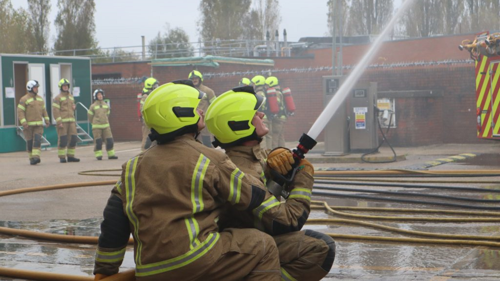 Royal Berkshire Fire Service looking for potential firefighters - BBC News