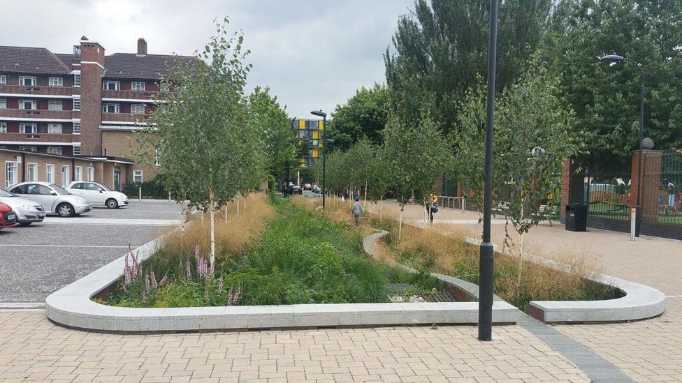 London flooding: Should the capital become a 'sponge city'? - BBC News