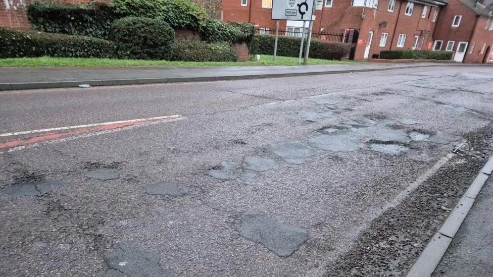 'Focus solely on potholes', Wiltshire Council stewards told - BBC News
